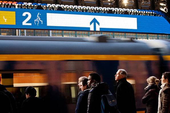 5 impactful ways to use digital public transit signage