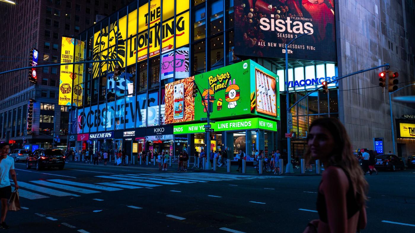 What is digital out-of-home (DOOH) media? Definition, examples, and key ...