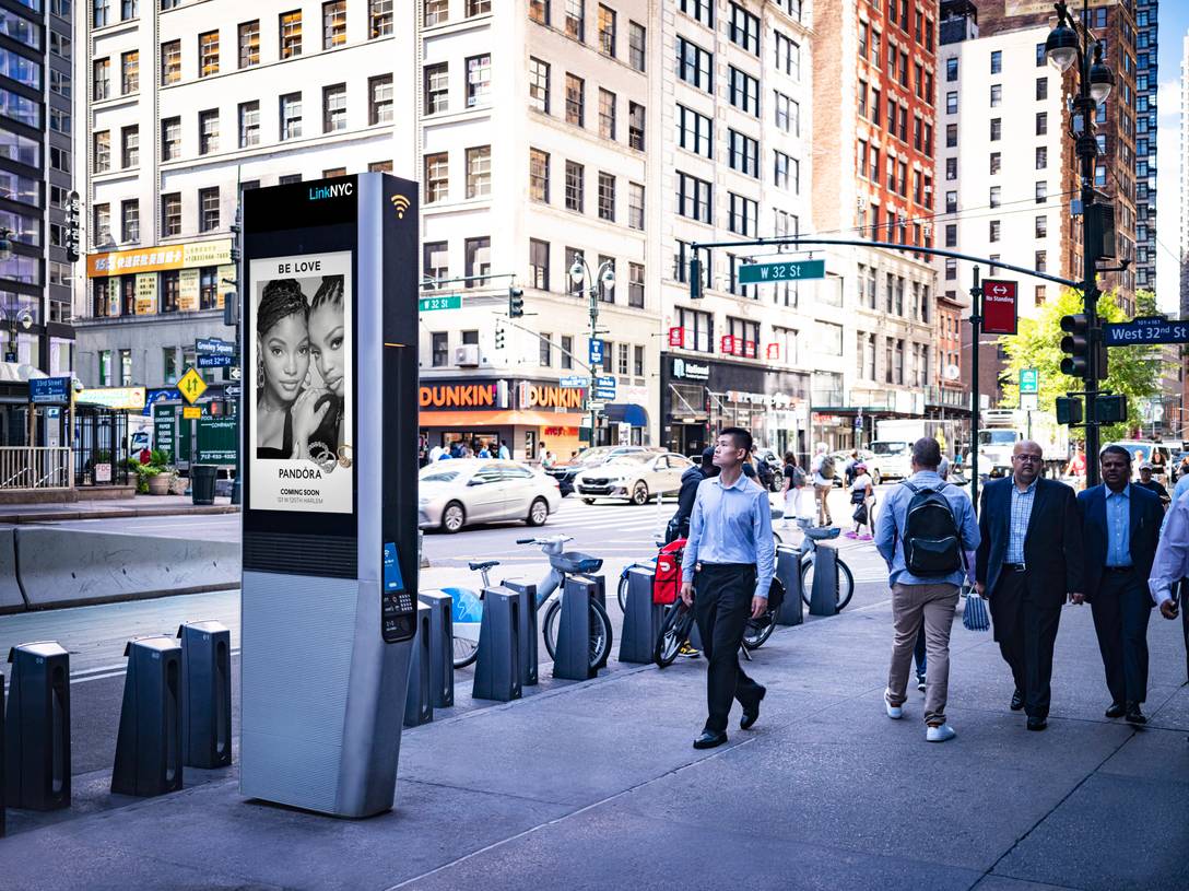 What is digital out-of-home (DOOH) media? Definition, examples & key ...
