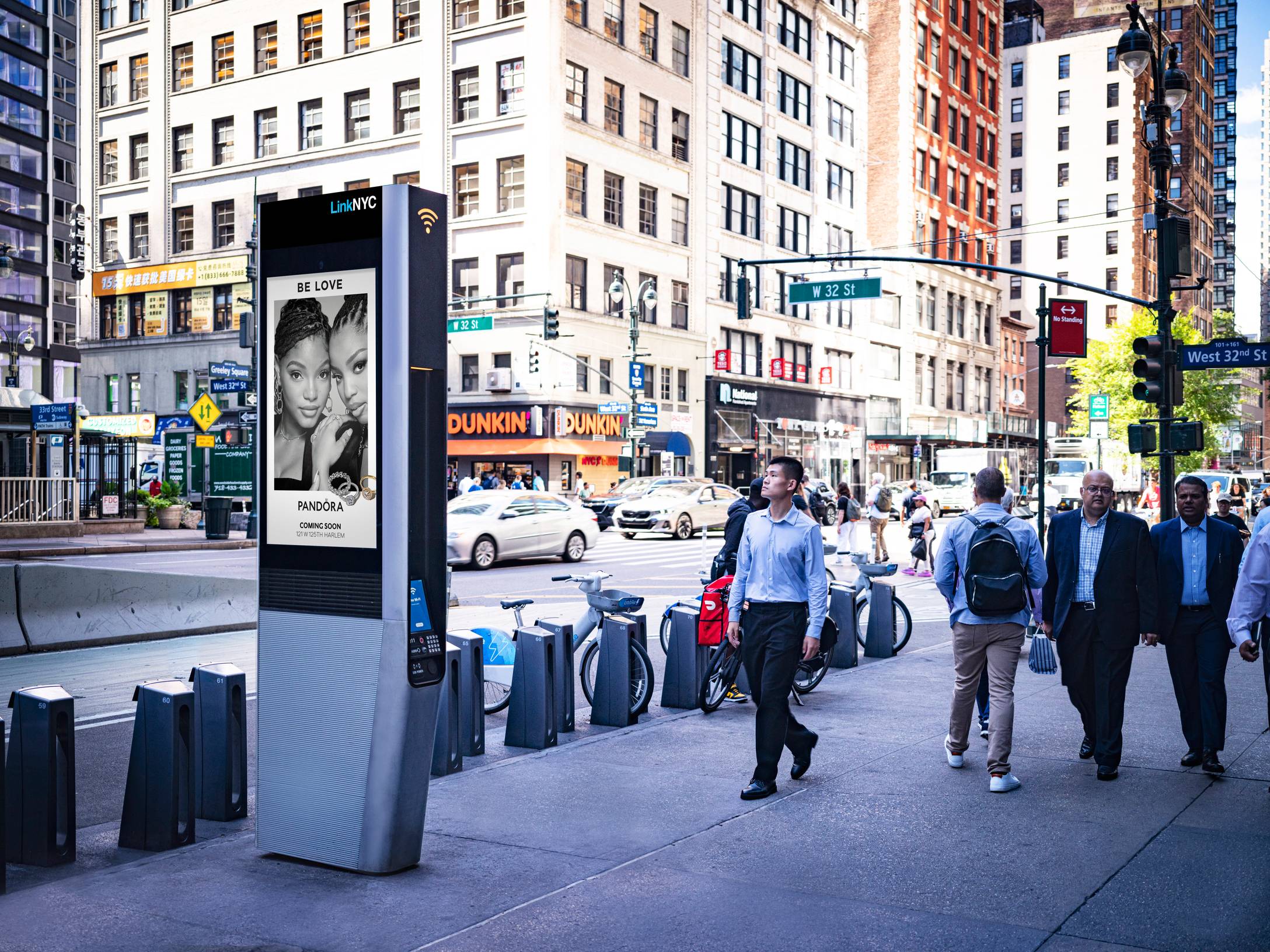 What is digital out-of-home (DOOH) media? Definition, examples & key ...