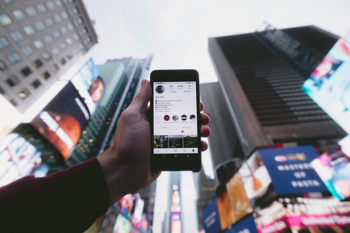 What is digital out-of-home (DOOH) media? Definition, examples, and key ...