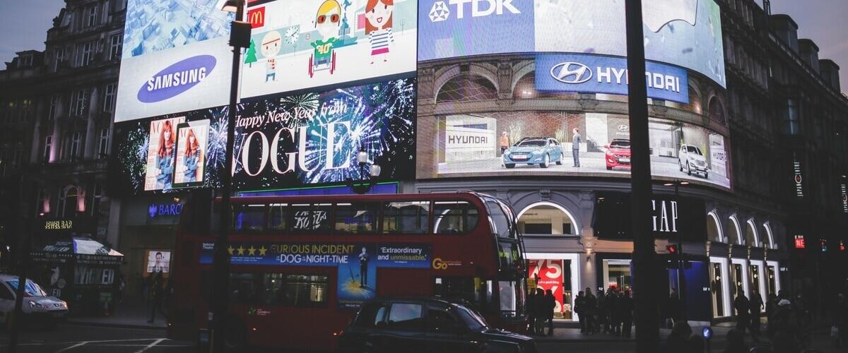 What is digital out-of-home (DOOH) media? Definition, examples, and key ...